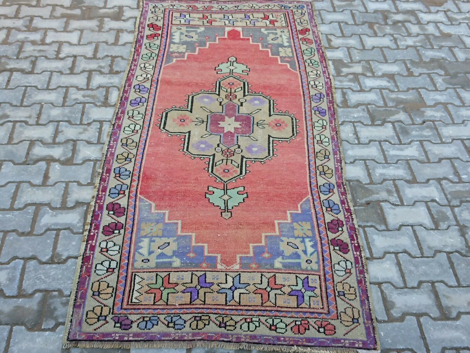 Beautiful Vintage Turkish Rugs You Don't Want to Miss | StampinFool.com